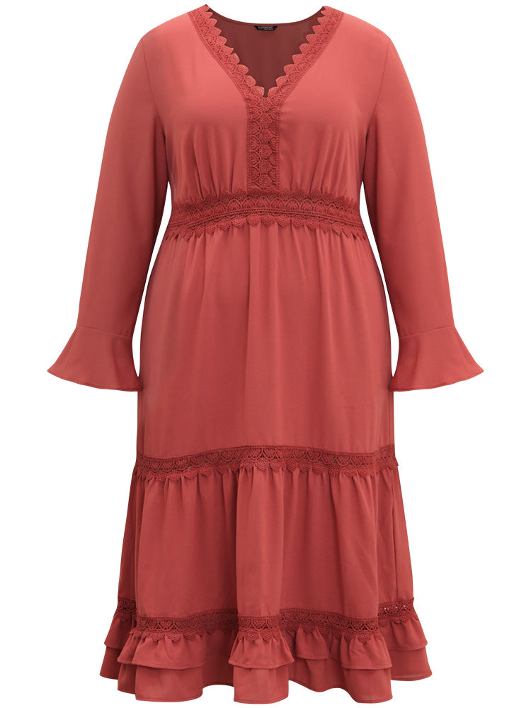 Contrast Lace Bell Sleeve Layered Hem Dress – BloomChic